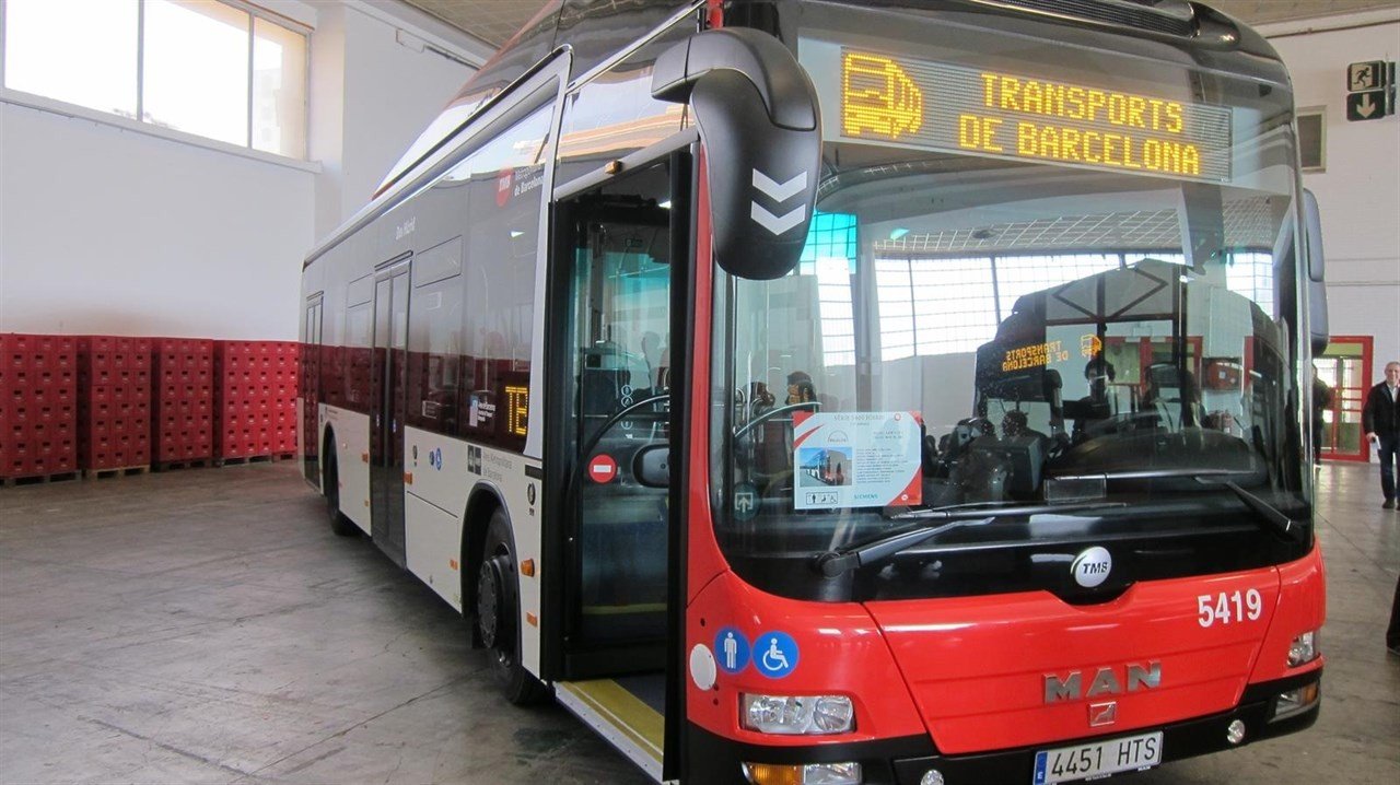 España: Los colores corporativos de los autobuses de TMB cumplen 30 ...